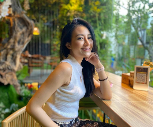 Youtuber dan Dokter Milenial Clarin Hayes Buat Produk Kecantikan Sendiri