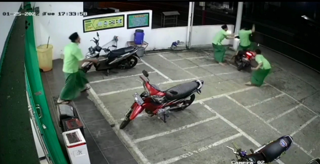 Viral Video Aksi Heroik 4 Santri Gagalkan Pencurian Motor Di Minimarket