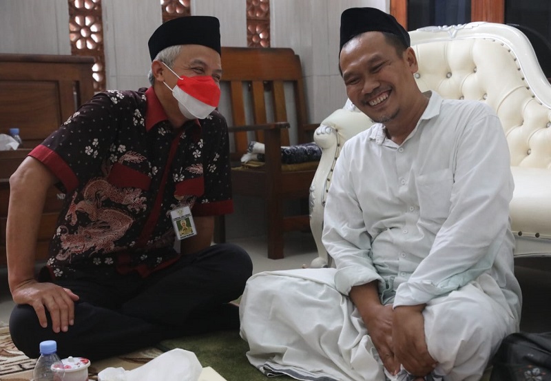 Sowan ke Gus Baha, Ganjar: Pengajiannya Indah Adem