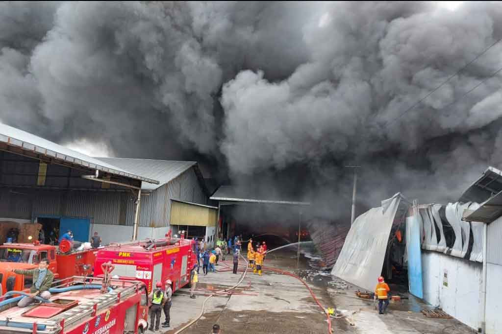 Foto: Kebakaran Hanguskan Pabrik Plastik di Palu