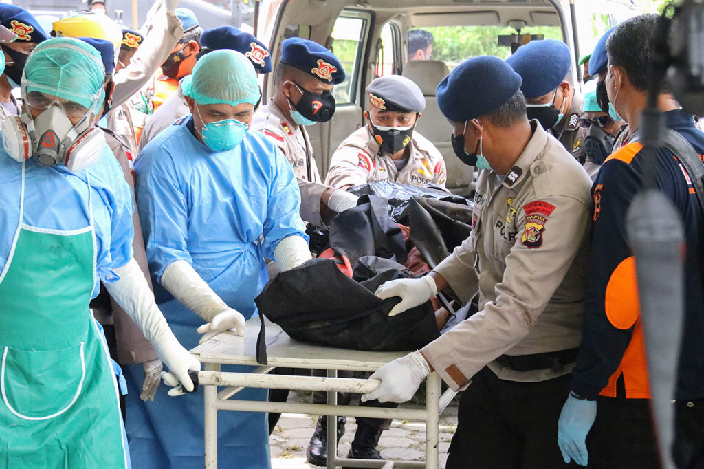 8 Jenazah Karyawan PTT Korban Penembakan KKB Dievakuasi ke Timika - Medcom.id