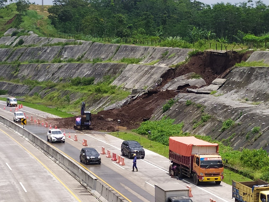 Alat Berat Dikerahkan untuk Membersihkan Material Longsor Tol Pandaan-Malang