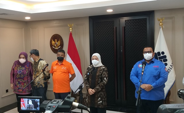 Menaker Tegaskan Klaim JHT Tak Perlu Tunggu Usia 56 Tahun Menaker Tegaskan Klaim JHT Tak Perlu Tunggu Usia 56 Tahun