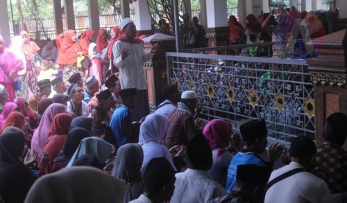 Jelang Ramadan, Puluhan Ribu Peziarah Padati Makam Gus Dur di Jombang Jelang Ramadan, Puluhan Ribu Peziarah Padati Makam Gus Dur di Jombang