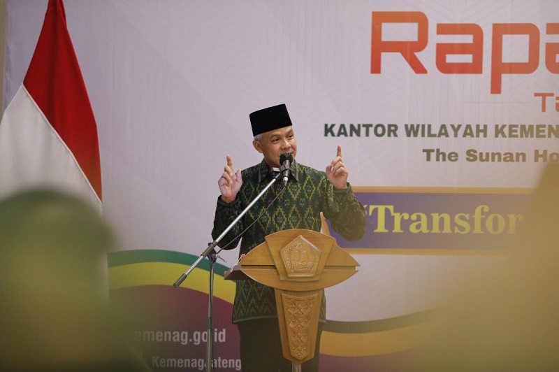 Tingkatkan Kesejahteraan Guru Agama, Ganjar Serahkan Bantuan Rp281 Miliar Tingkatkan Kesejahteraan Guru Agama, Ganjar Serahkan Bantuan Rp281 Miliar