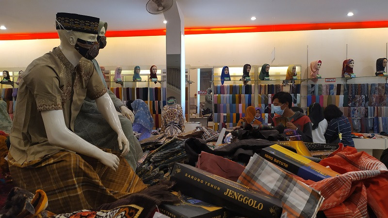 Toko Perlengkapan Ibadah Ramai Diserbu Warga Jelang Lebaran