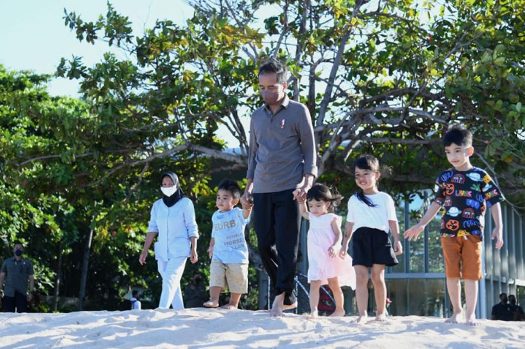 Jokowi Nikmati Pantai Bali Bareng Cucu hingga Puncak Arus Balik di Juanda