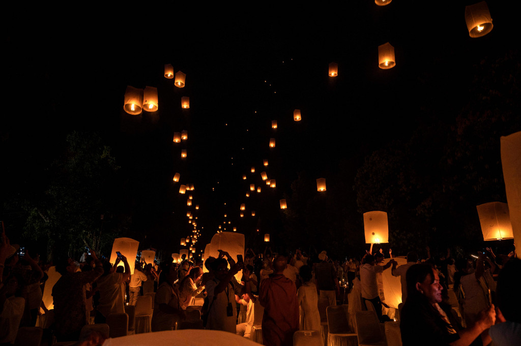 Ribuan Lampion Hiasi Langit Borobudur pada Malam Waisak 2022