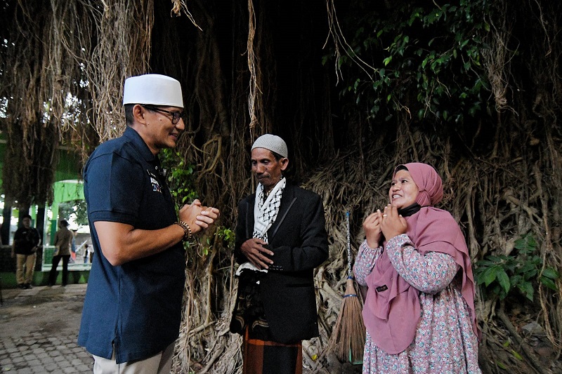 Menparekraf Wujudkan Janji Kuncen Makam di Desa Wisata Taman Loang Baloq Menparekraf Wujudkan Janji Kuncen Makam di Desa Wisata Taman Loang Baloq