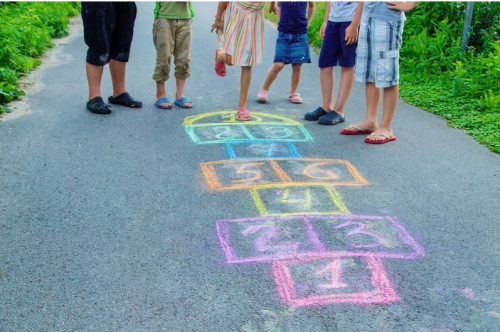 5 Permainan Tradisional yang Bisa Kamu Mainkan Bersama Anak
