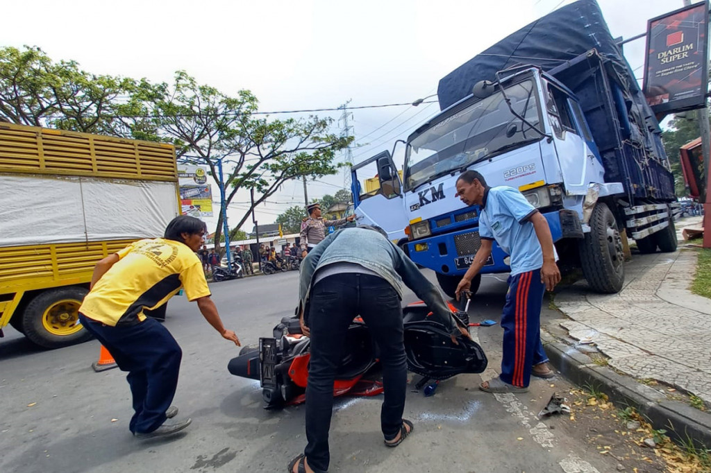 Truk Fuso Tabrak 2 Motor dan Sepeda di Tasikmalaya, Satu Orang Meninggal