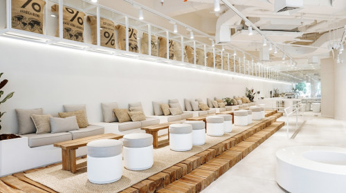 Gunakan 122 Bantalan Rel, Kedai % Arabica Punya Interior Unik di Bali