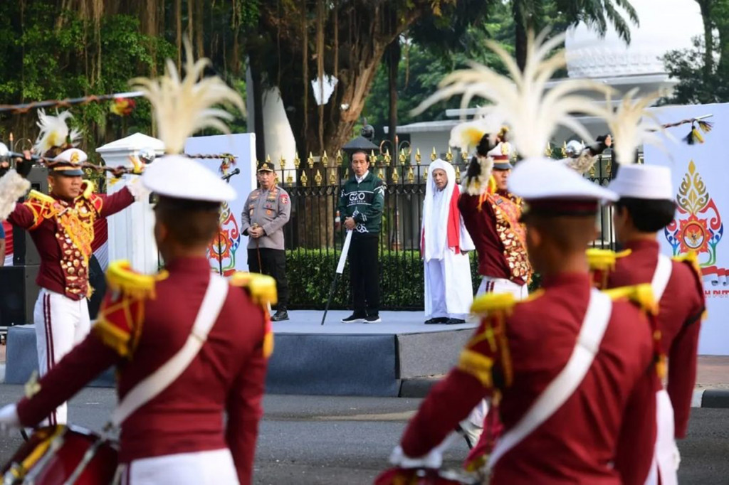 Momen Jokowi Didampingi Kapolri dan Habib Luthfi Lepas Kirab Merah Putih Momen Jokowi Didampingi Kapolri dan Habib Luthfi Lepas Kirab Merah Putih