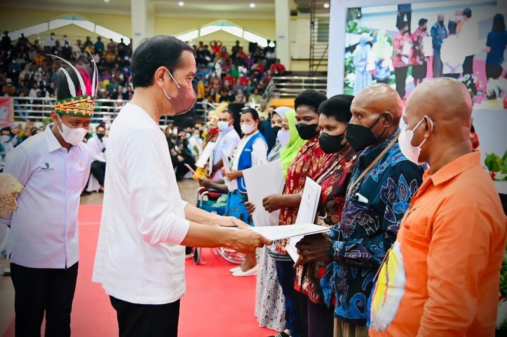Jokowi Serahkan NIB bagi Pelaku UMKM di Tanah Papua Jokowi Serahkan NIB bagi Pelaku UMKM di Tanah Papua