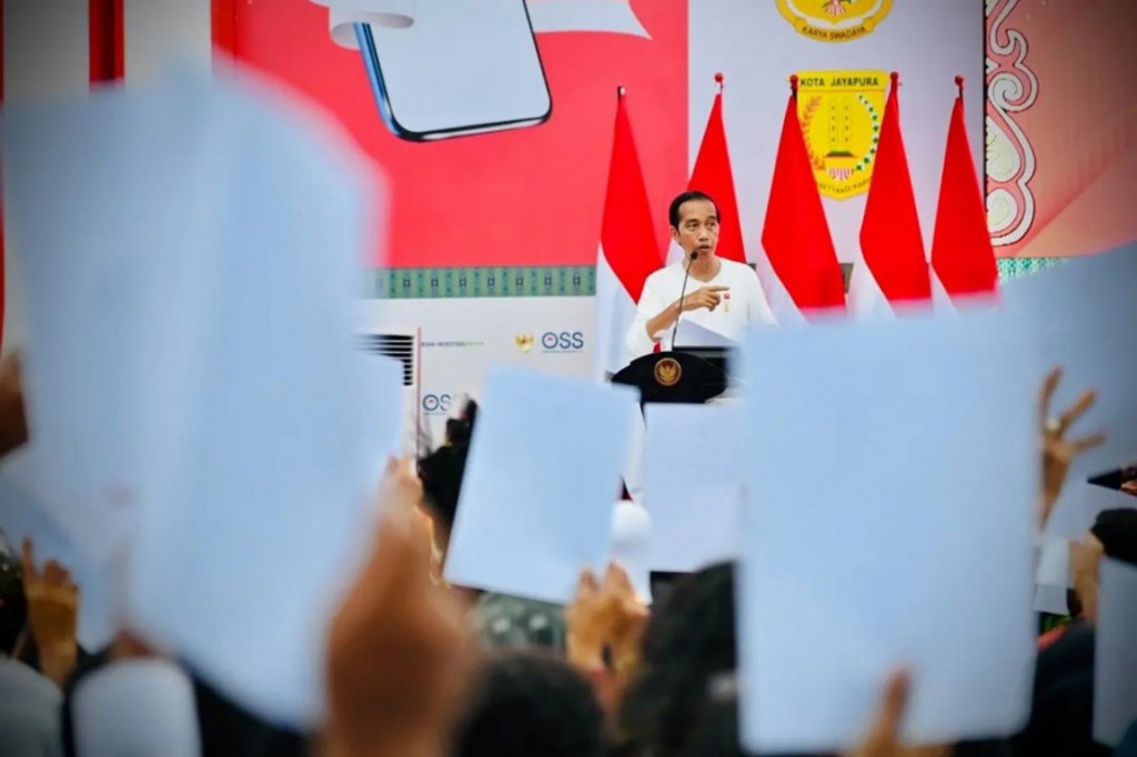 Foto Terpopuler: Jokowi Serahkan NIB di Papua hingga Antrean Kendaraan Isi