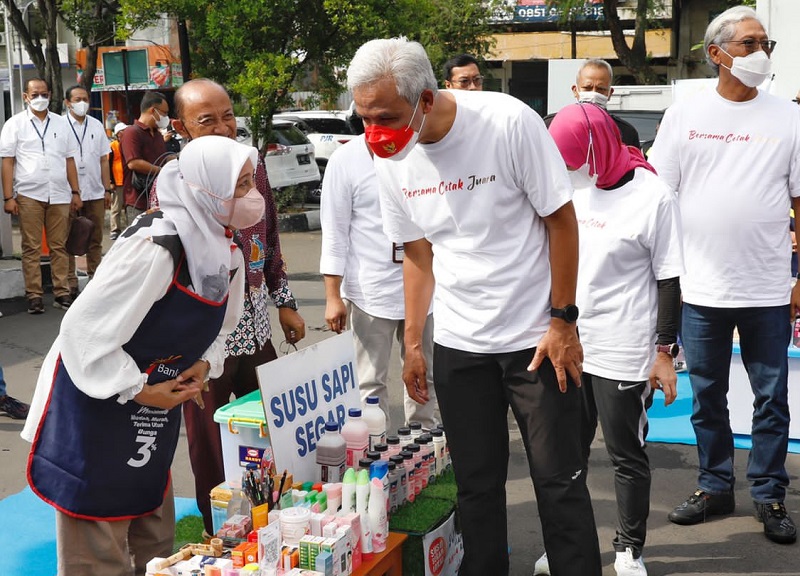 Ganjar dan Bank Jateng Luncurkan Kembali Kredit Lapak dengan Bunga 2% Ganjar dan Bank Jateng Luncurkan Kembali Kredit Lapak dengan Bunga 2%
