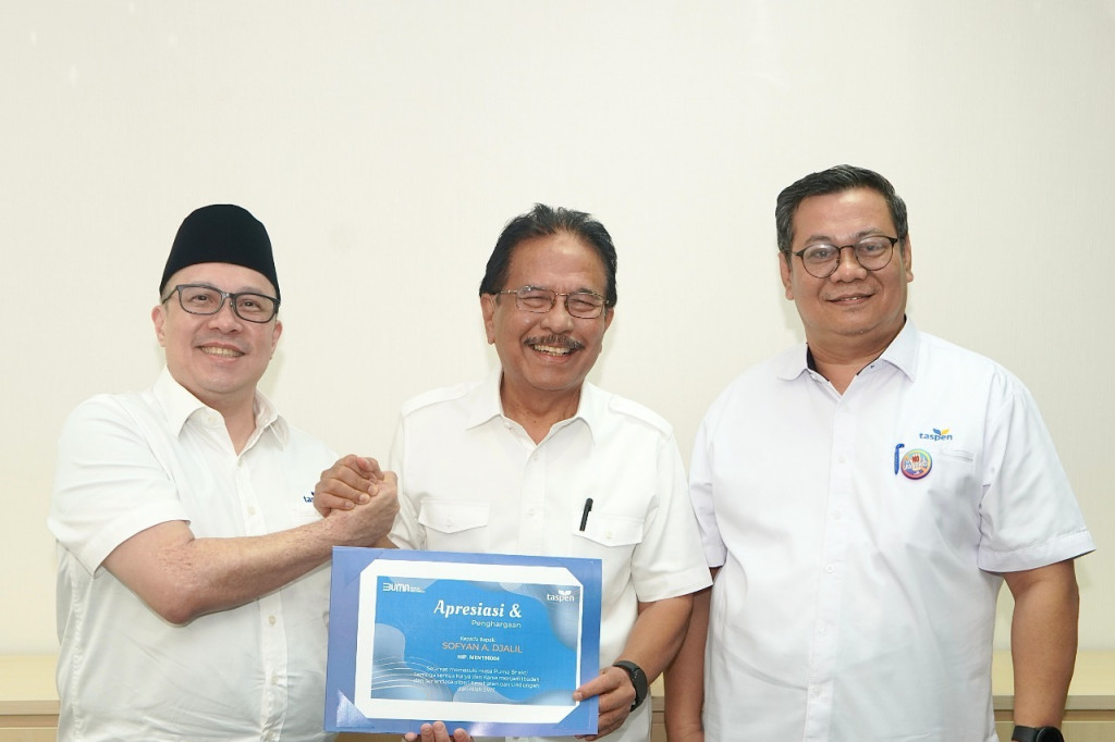 Taspen Serahkan Duit Pensiun dan Tabungan Hari Tua Sofyan Djalil Taspen Serahkan Duit Pensiun dan Tabungan Hari Tua Sofyan Djalil