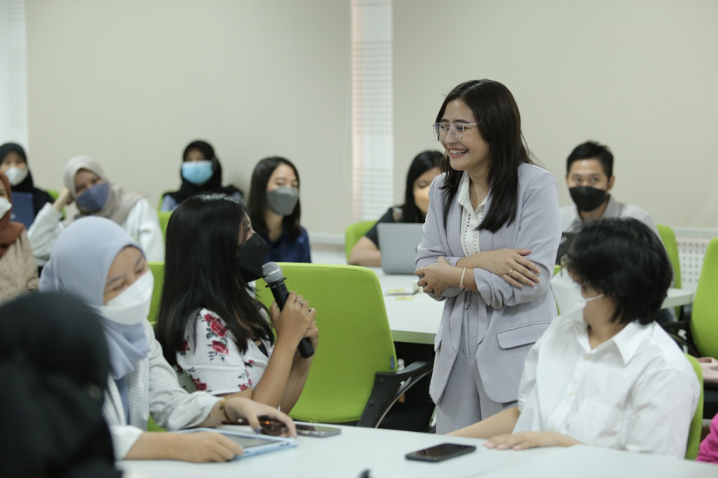Gaya Prilly Latuconsina Jadi Dosen Praktisi di UGM