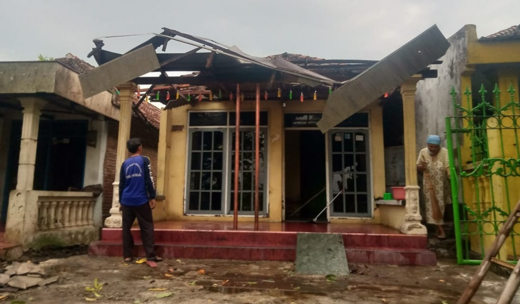 Belasan Rumah di Pamekasan Rusak Diterjang Puting Beliung Belasan Rumah di Pamekasan Rusak Diterjang Puting Beliung