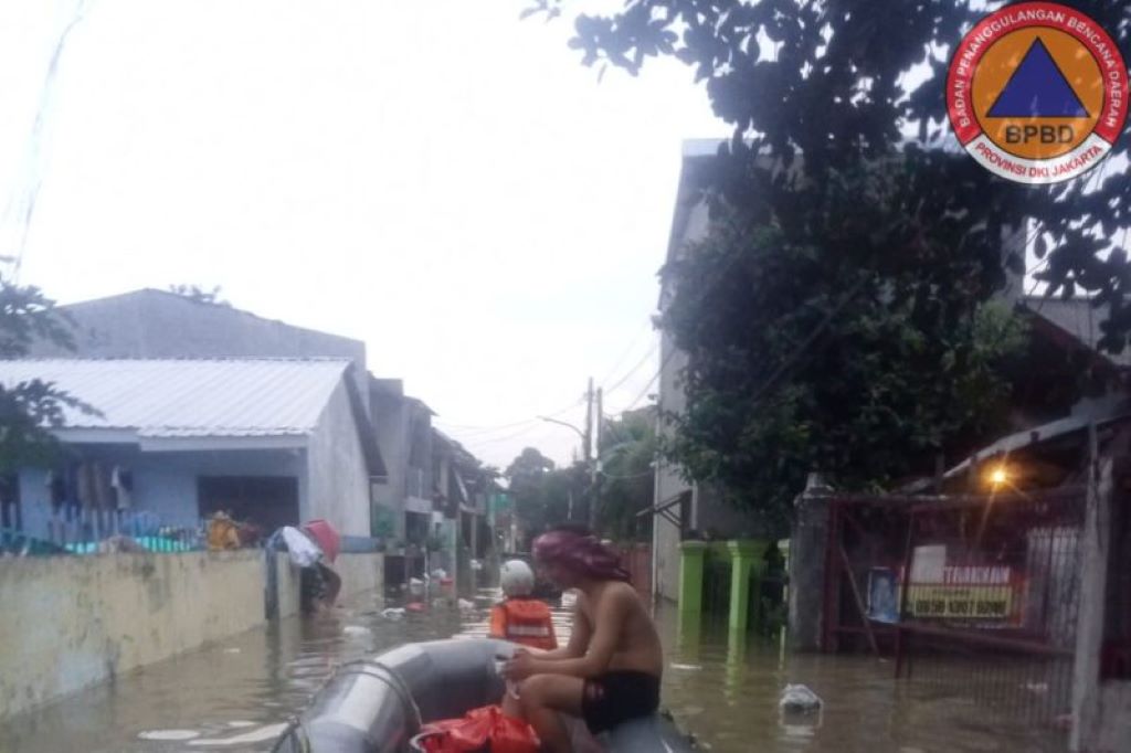 Tim Gabungan Evakuasi 116 Pengungsi Banjir Di Jakarta