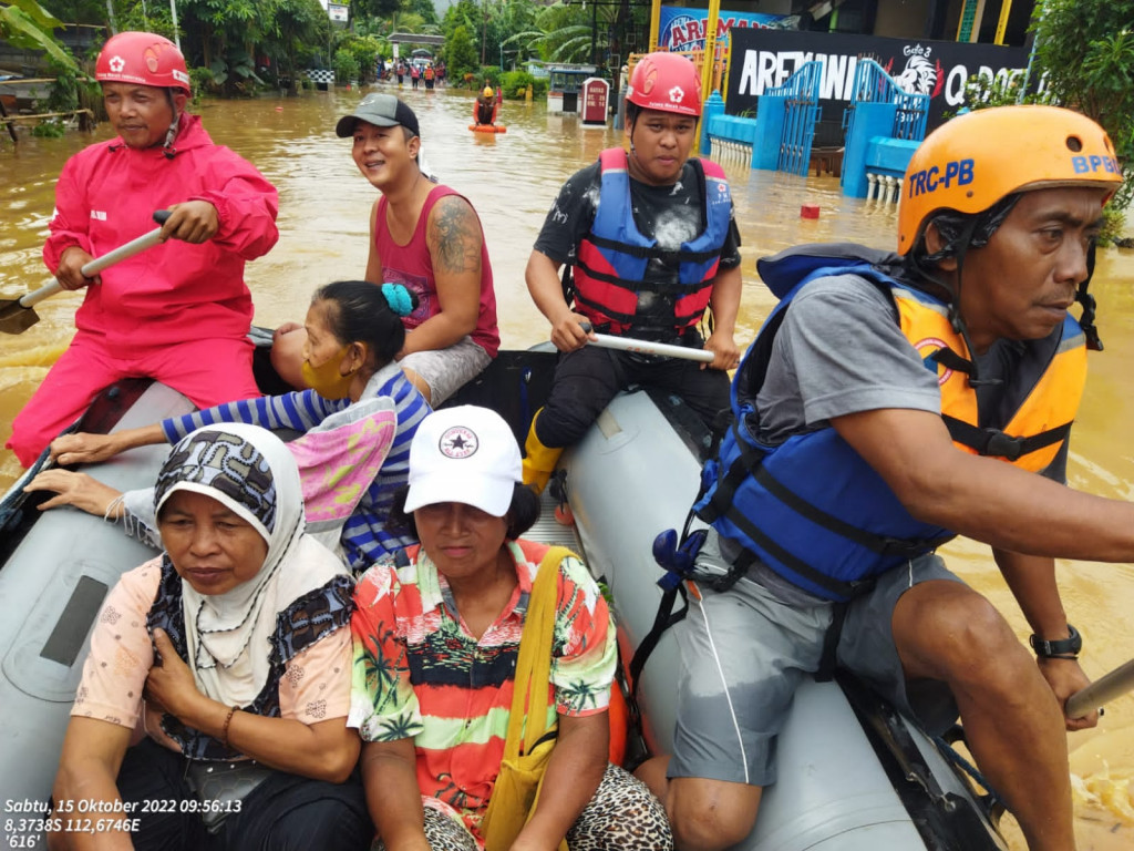 Jembatan Putus Diterjang Banjir, Desa Sidoasri Malang Terisolir