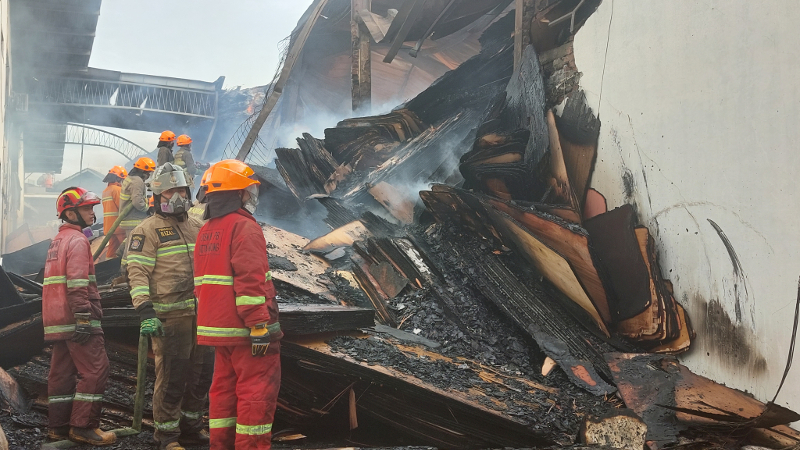 Hampir 12 Jam, Api di Pabrik Triplek Bandung Masih Berkobar Hampir 12 Jam, Api di Pabrik Triplek Bandung Masih Berkobar