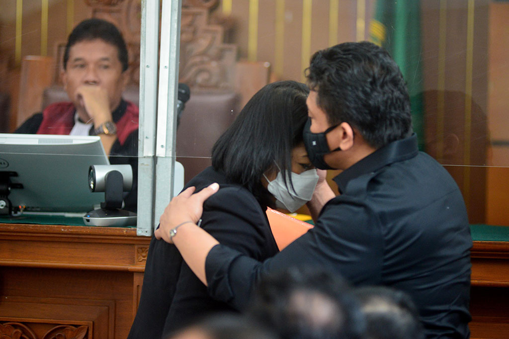 Saat Putri Chandrawati Cium Tangan dan Peluk Ferdy Sambo di Ruang Sidang