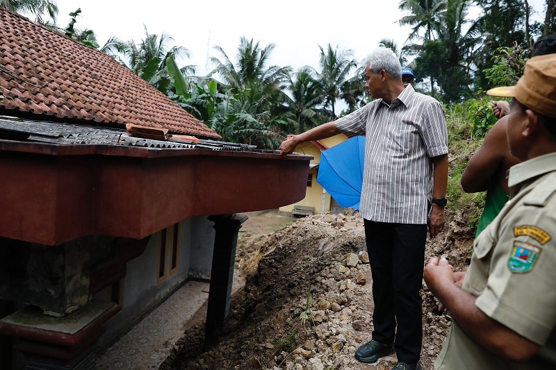 Ganjar Relokasi Rumah Warga Terdampak Longsor Ke Lokasi Aman