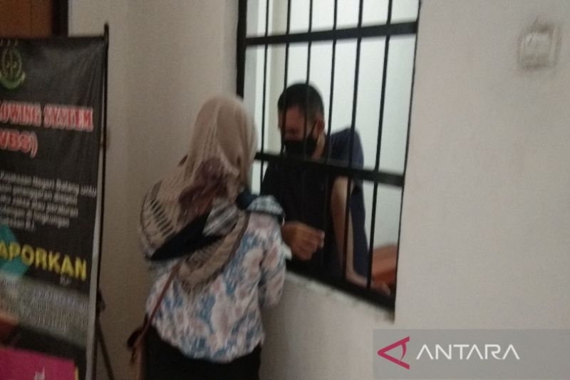 Kejari Batang Periksa Tersangka Pencabulan 23 Siswi Kejari Batang Periksa Tersangka Pencabulan 23 Siswi