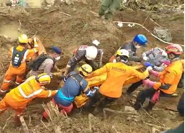 Tim Sar Temukan 4 Jasad Dalam Mobil Yang Tertimbun Longsor Di Cianjur