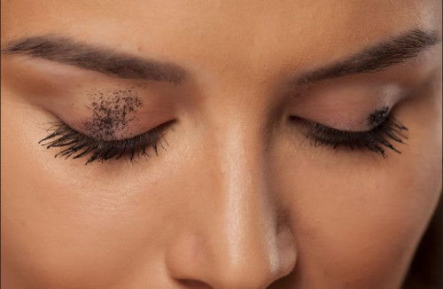 Waspada! Lupa Membersihkan Maskara Sebelum Tidur Bisa Merusak Mata