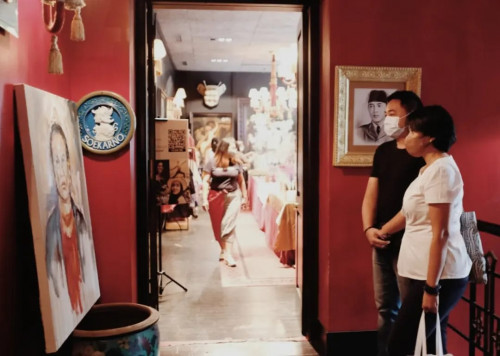 Suasana Natal Meriah di Tugu Kunstkring Paleis