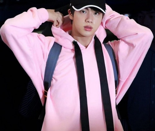 Lima Potret Jin BTS Kenakan Outfit Serba Pink, Cute Banget!