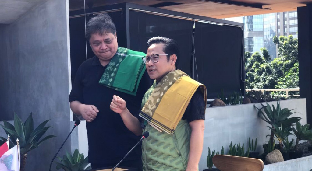 Usai Bertemu, Airlangga-Cak Imin Tukeran Sarung Usai Bertemu, Airlangga-Cak Imin Tukeran Sarung