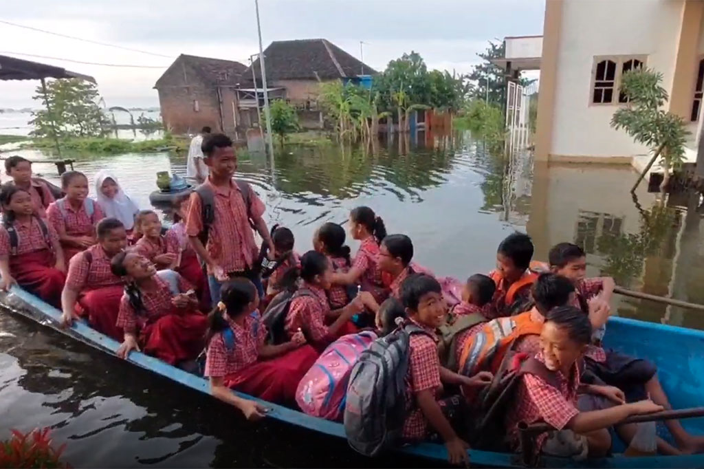 Banjir, Ratusan Siswa SD di Kudus Naik Perahu ke Sekolah