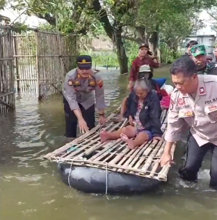Lansia Korban Banjir di Kudus Dievakuasi Satu per Satu
