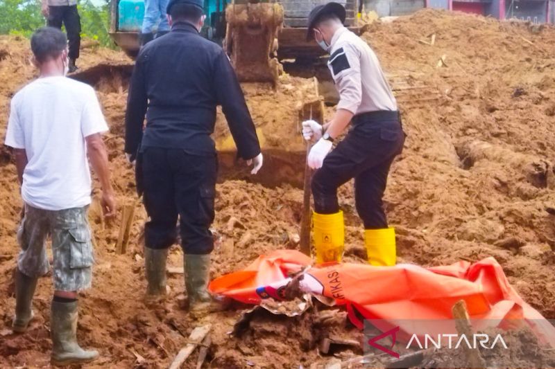 Tim Sar Temukan 7 Jenazah Korban Longsor Natuna