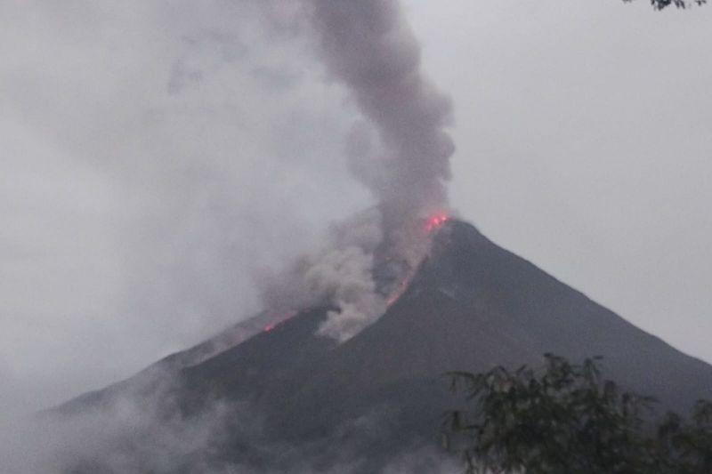 Guguran Lava Masih Meluncur dari Kawah Gunung Karangetang Guguran Lava Masih Meluncur dari Kawah Gunung Karangetang