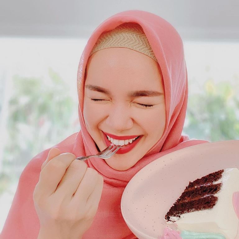 Top Berita Gaya: Resep Awet Muda Dewi Sandra hingga Tanda Awal Pacaran ...