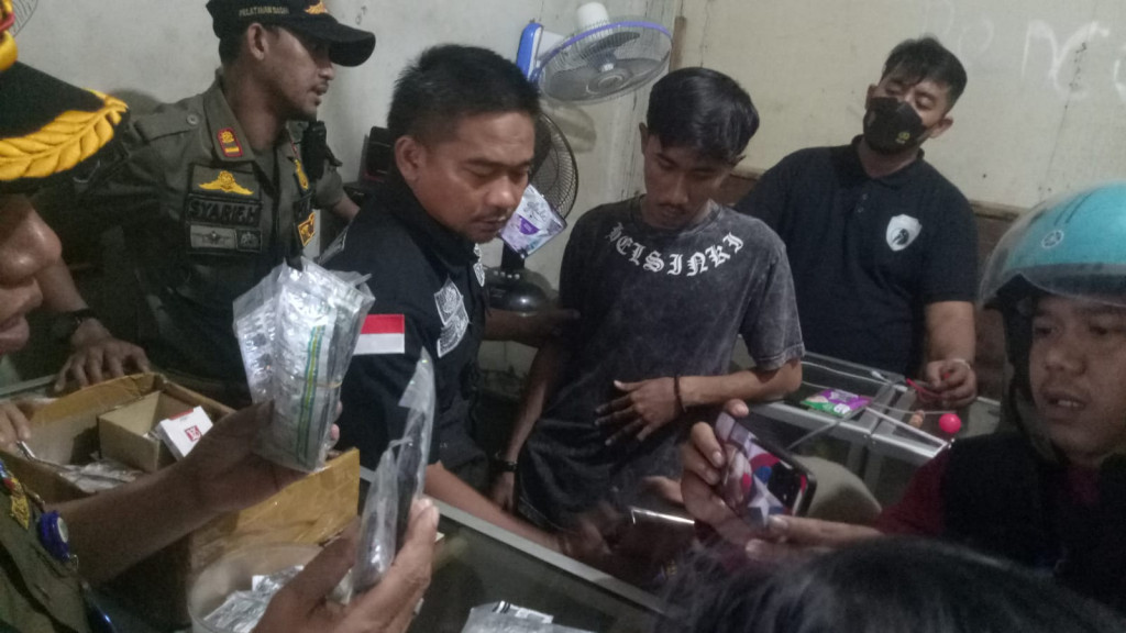 Satpol PP Tangsel Segel Toko Kosmetik dan Klontong Jual Obat Keras Tramadol Satpol PP Tangsel Segel Toko Kosmetik dan Klontong Jual Obat Keras Tramadol