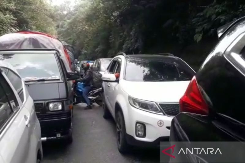 Kemacetan Horor di Perbatasan Garut-Bandung karena Perbaikan Jalan