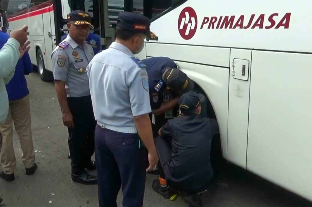 Dishub Ancam Cabut Izin Bus Tak Laik Jalan di Momen Mudik Dishub Ancam Cabut Izin Bus Tak Laik Jalan di Momen Mudik