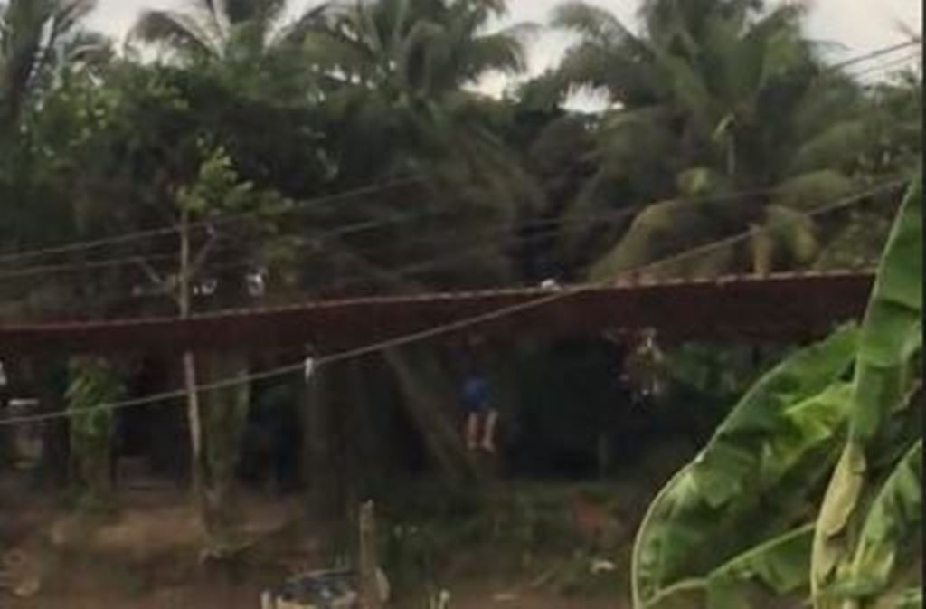Viral! Warga Sumsel Terpental ke Sungai usai Dihantam Angin di Jembatan