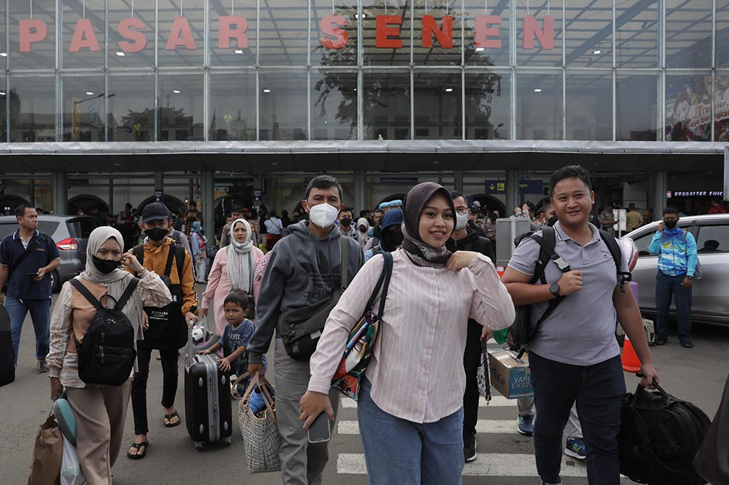 Puncak Arus Balik, Puluhan Ribu Pemudik Tiba di Stasiun Pasar Senen ... Puncak Arus Balik, Puluhan Ribu Pemudik Tiba di Stasiun Pasar Senen ...