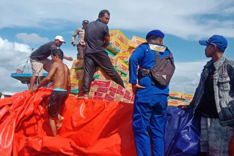 Kapal Pembawa Sembako Tenggelam di Perairan Batu Ampar Kalbar Dievakuasi Kapal Pembawa Sembako Tenggelam di Perairan Batu Ampar Kalbar Dievakuasi