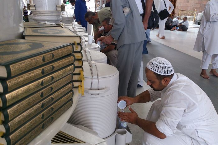 Wajib Tahu! Ini Bacaan Doa Minum Air Zamzam dan Tata Caranya
