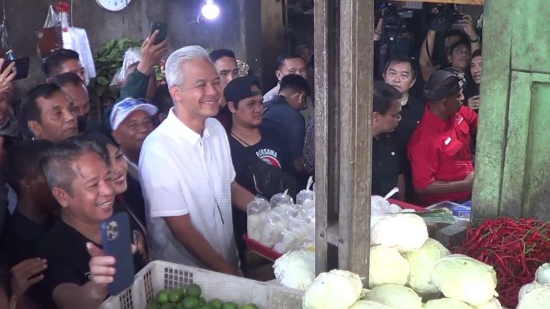 Kunjungi Pasar Anyar Bahari, Ganjar Dengar Curhat Pedagang Kunjungi Pasar Anyar Bahari, Ganjar Dengar Curhat Pedagang
