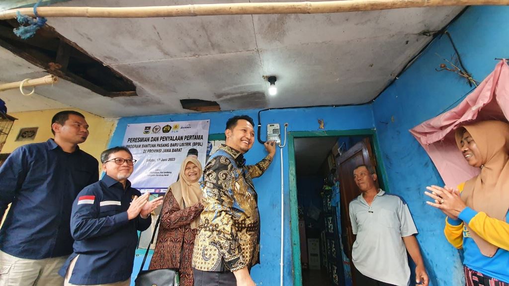 PLN Sambung Listrik Gratis Bantuan Pemerintah ke 2.129 Keluarga di ...