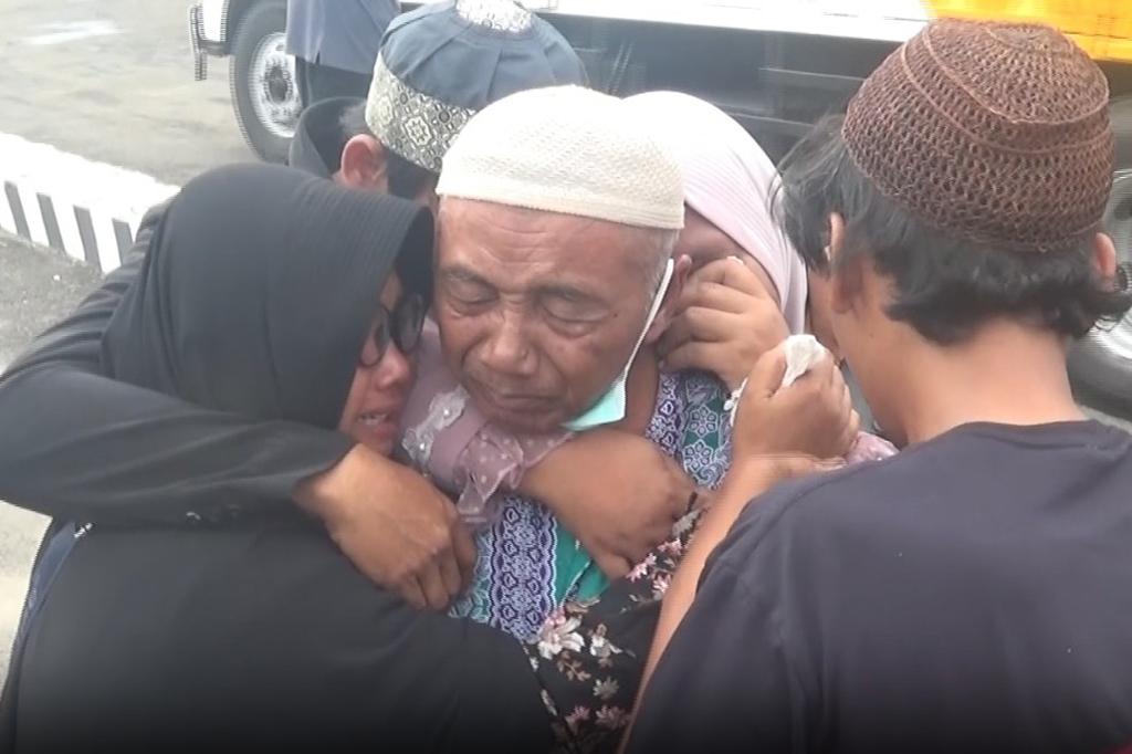 Momen Isak Tangis Keluarga Sambut Kedatangan Jemaah Haji Kloter Pertama asa Momen Isak Tangis Keluarga Sambut Kedatangan Jemaah Haji Kloter Pertama asa