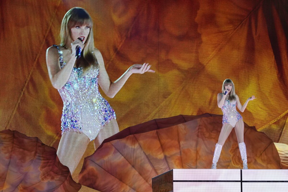 Taylor Swift Bagi-bagi Bonus ke Kru, Sopir Bus Dapat Rp1,5 Miliar Taylor Swift Bagi-bagi Bonus ke Kru, Sopir Bus Dapat Rp1,5 Miliar